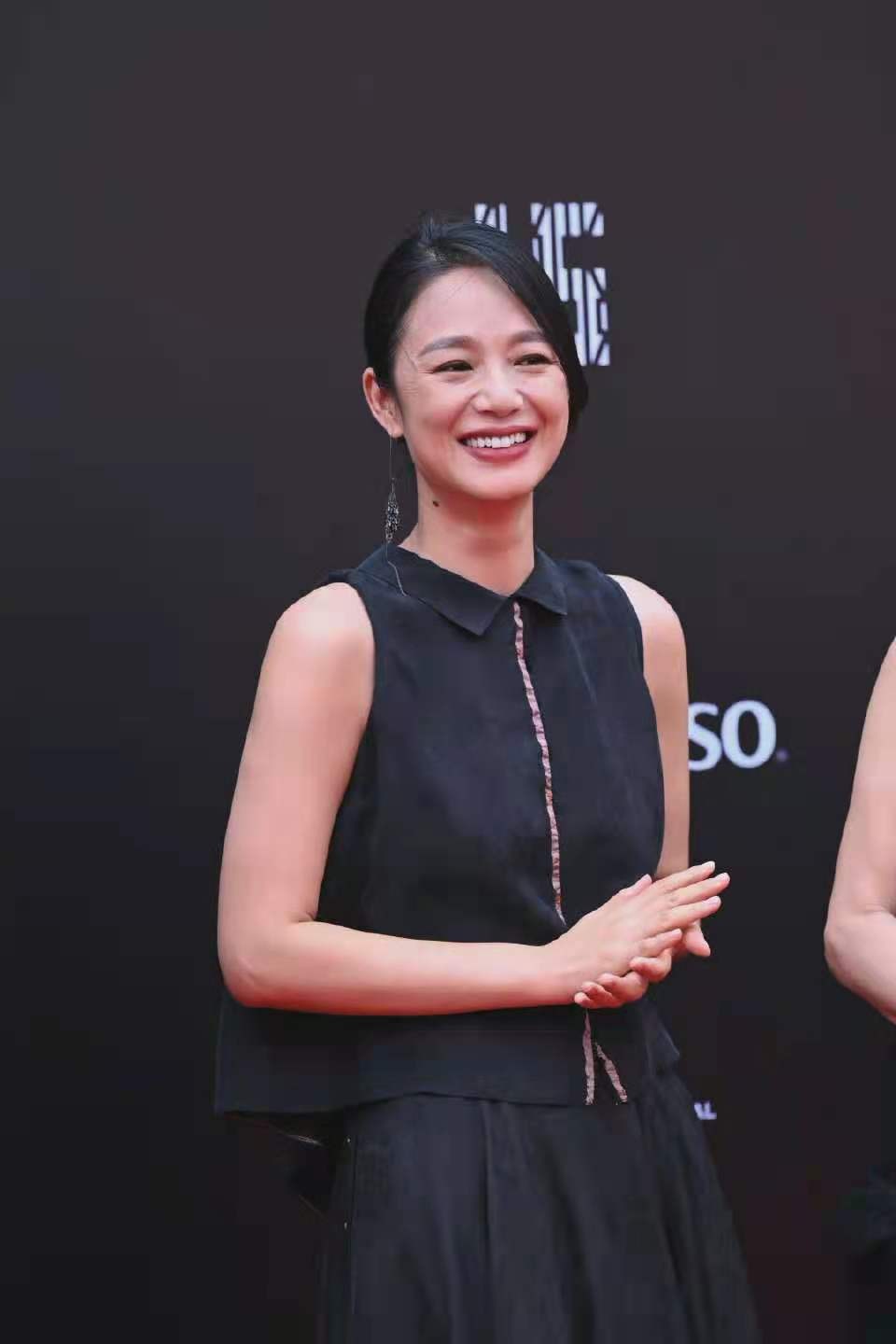 43-year-old Zhou Yun attended the film festival, wearing a little black ...