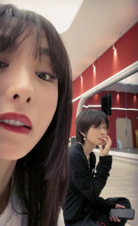 Li Fei'er celebrates Zhou Bichang's birthday, Zhou Bichang sticks out ...