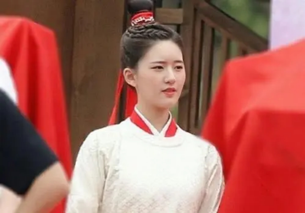 Zhao Lusi's new play "Guo Zi Jian", the male protagonist's appearance ...