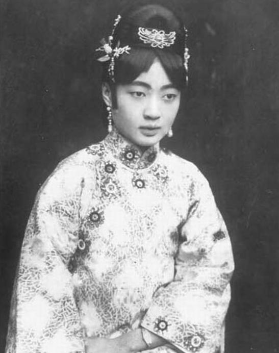 The last queen, Wan Rong: In her later years, she was addicted to opium ...