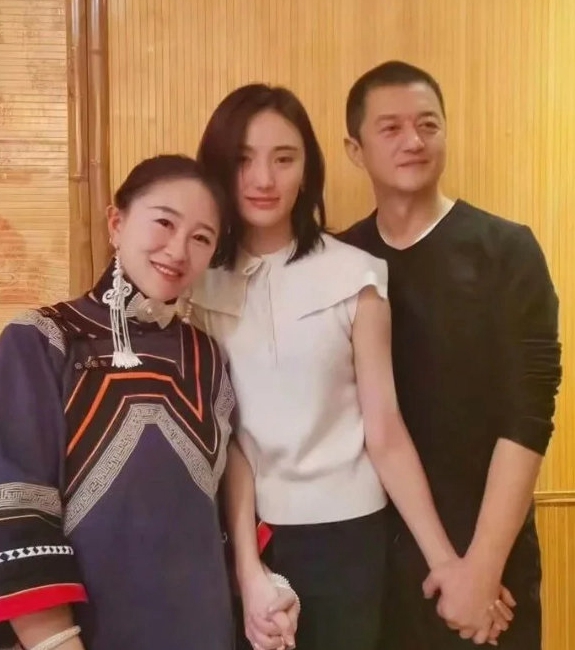 Haiha Jinxi blends into Li Yapeng's house and walks with Li Yan and Li ...