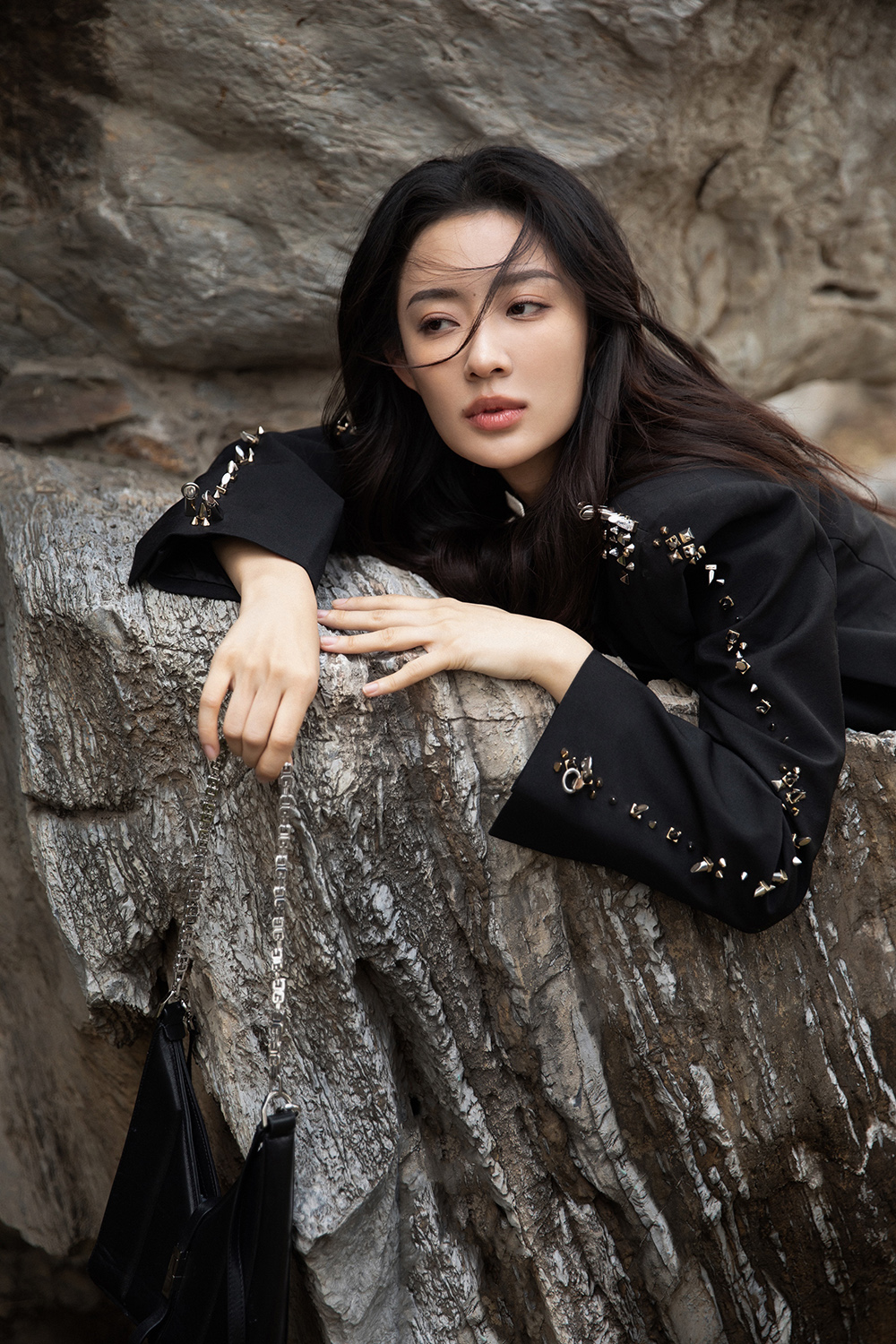 Sun Jiayu's quietness in early winter, a large metal texture, interprets the cool style - iMedia