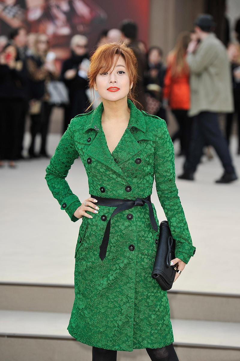 Kim Hee Sun is really daring, he dare to try any color scheme, green ...