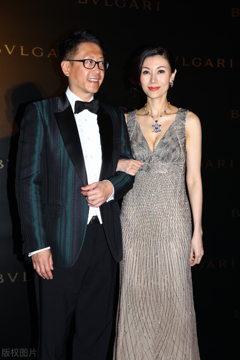 Li Jiaxin appeared with her husband, looks very beautiful, young and ...