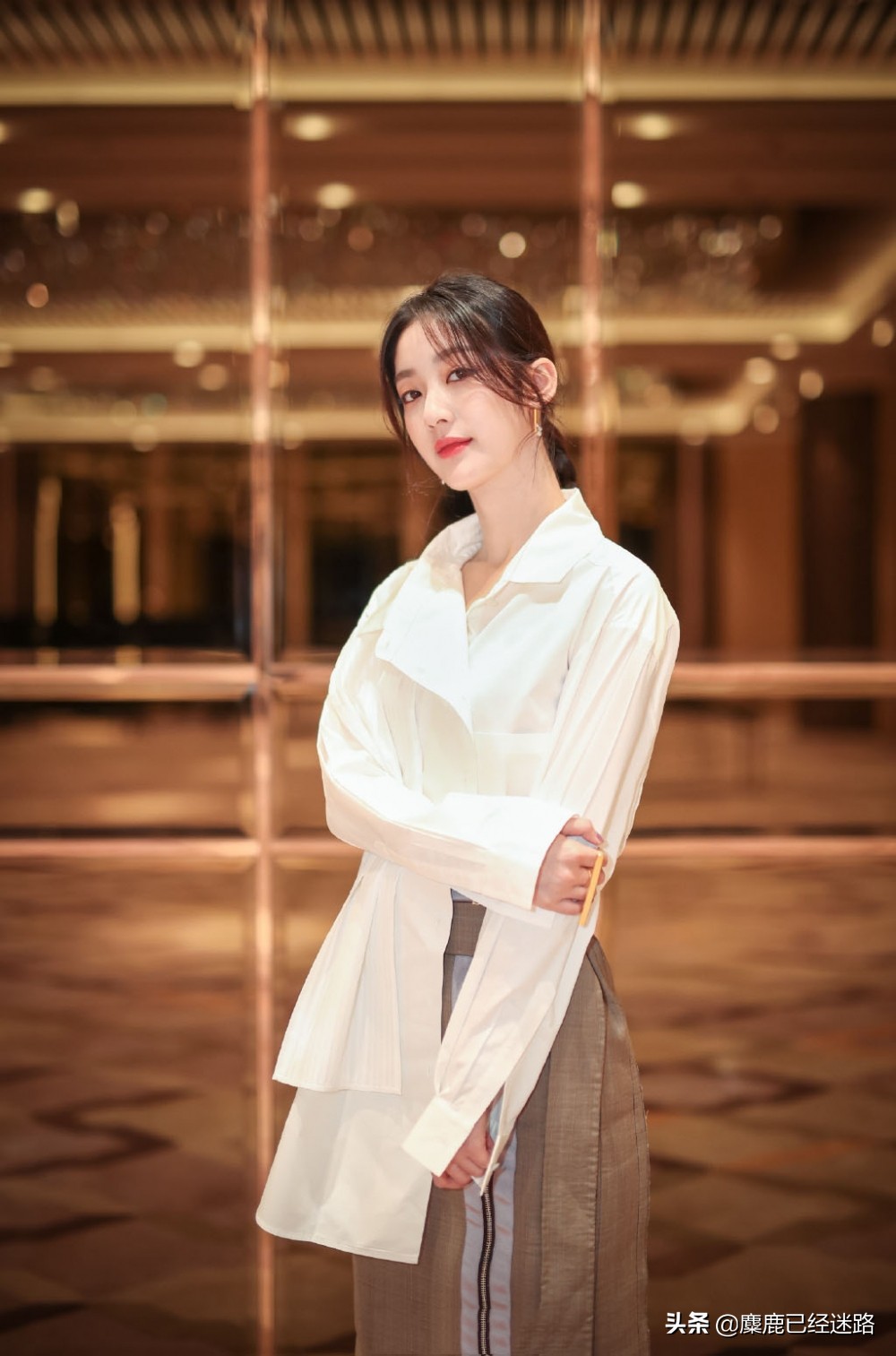 Qi Yandi wears a white shirt with a short skirt. His slender and tall figure is pure and ...