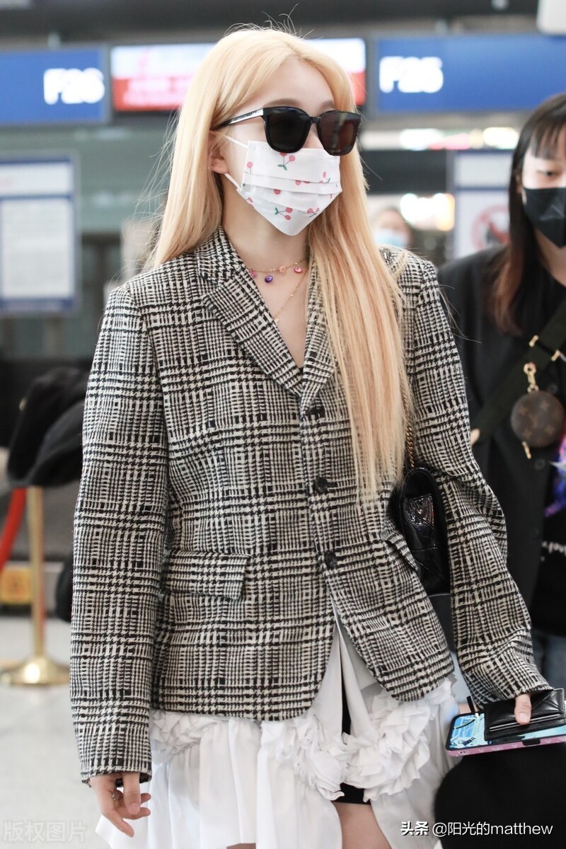 Xu Mengjie's little white dress with cherry pink hair color is full of ...