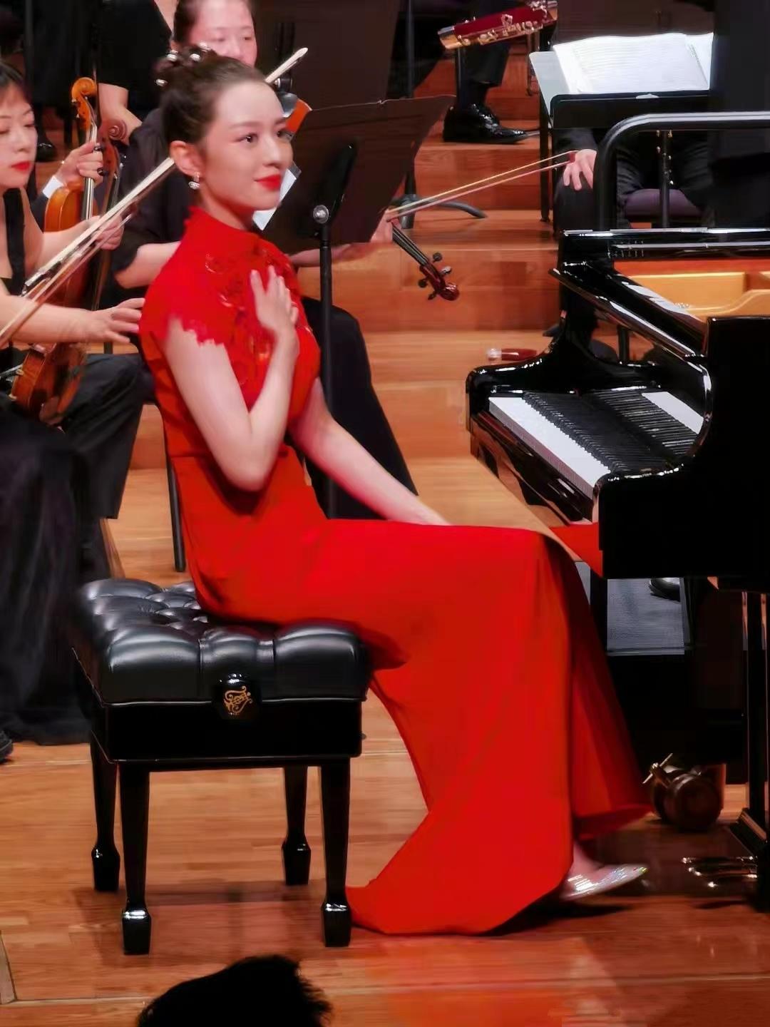 Gina played alone in a red cheongsam, with a small waist and strength ...