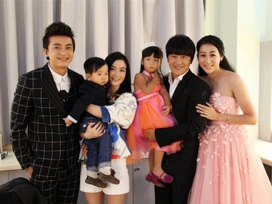 Family portrait of "Little Willing" actor Li Jiahang, his wife Xiao ...