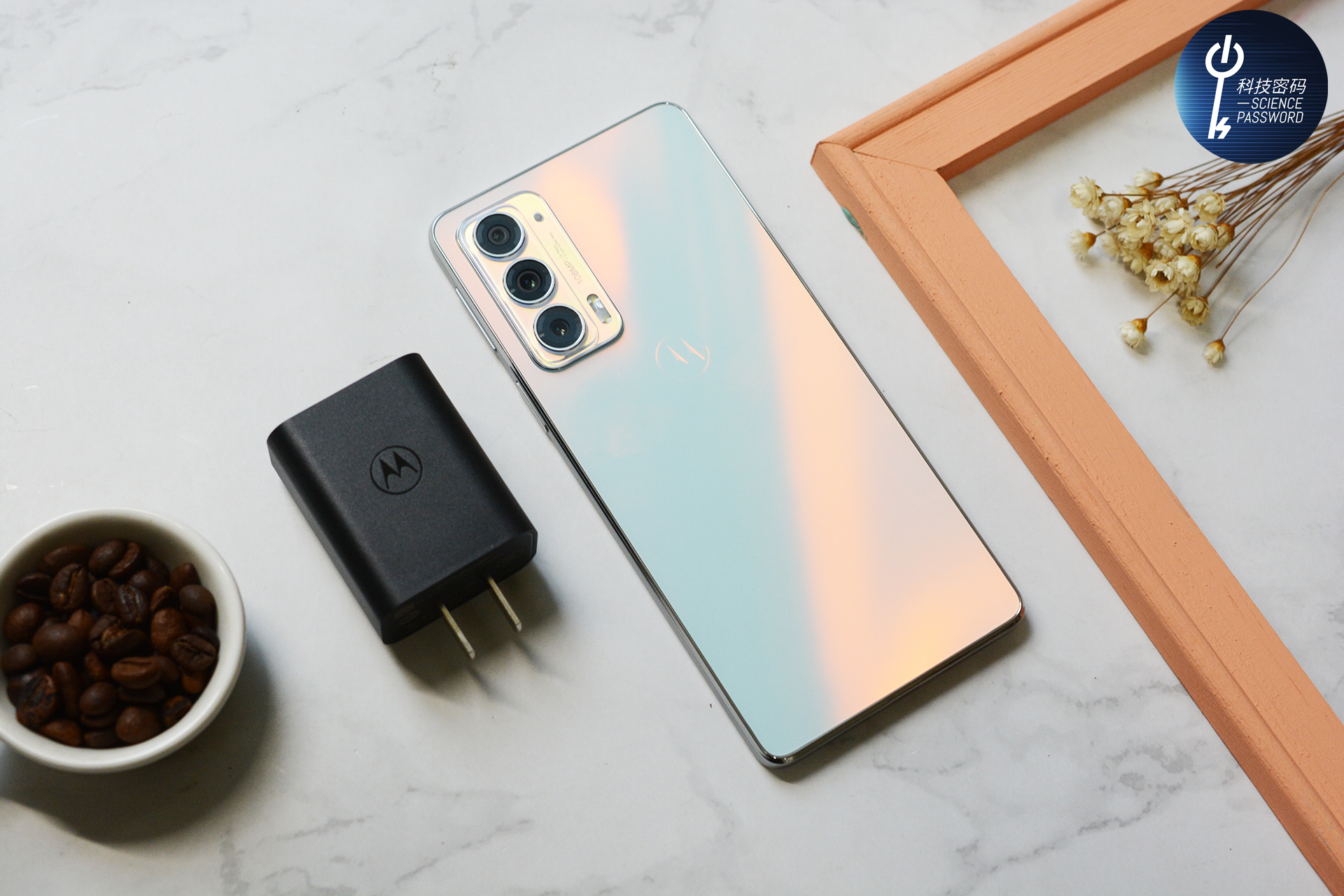 Fashionable and thin Motorola also plays the beautiful Motorola edge ...