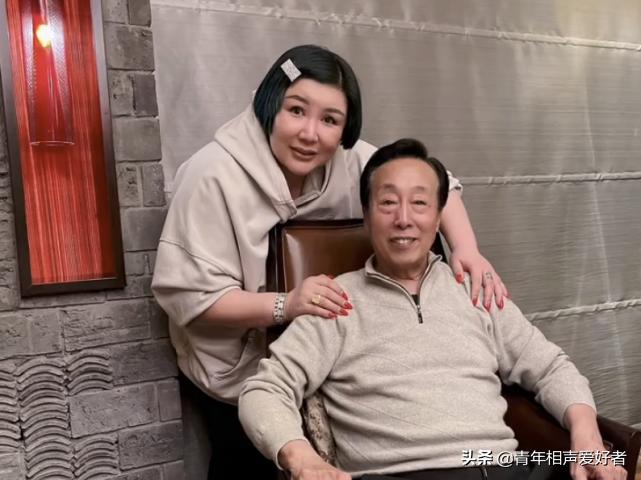 Guo Degang took Zhang Yunlei to visit the Sanxian Sacred Hand, the pose ...
