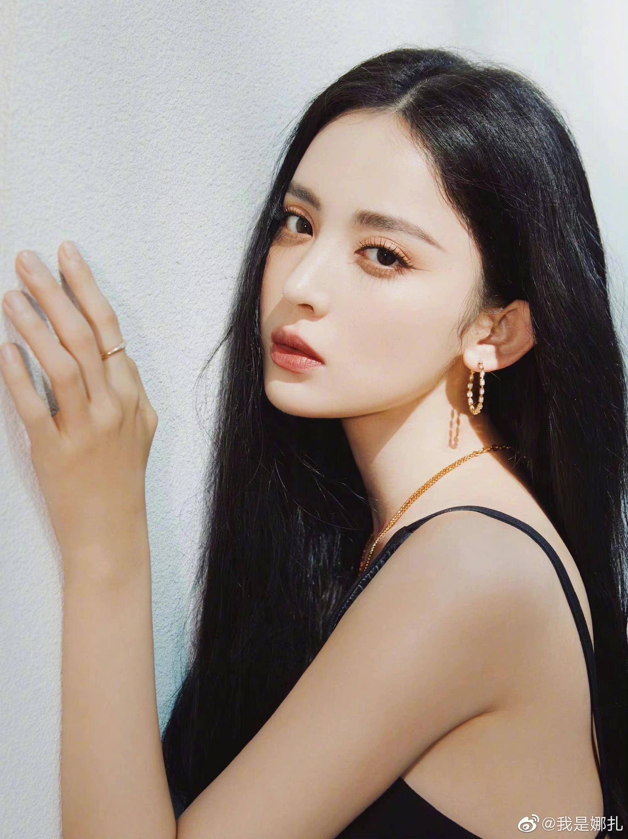 Gu Li Na Zami is crazy!The open-chested and backless long skirt is ...