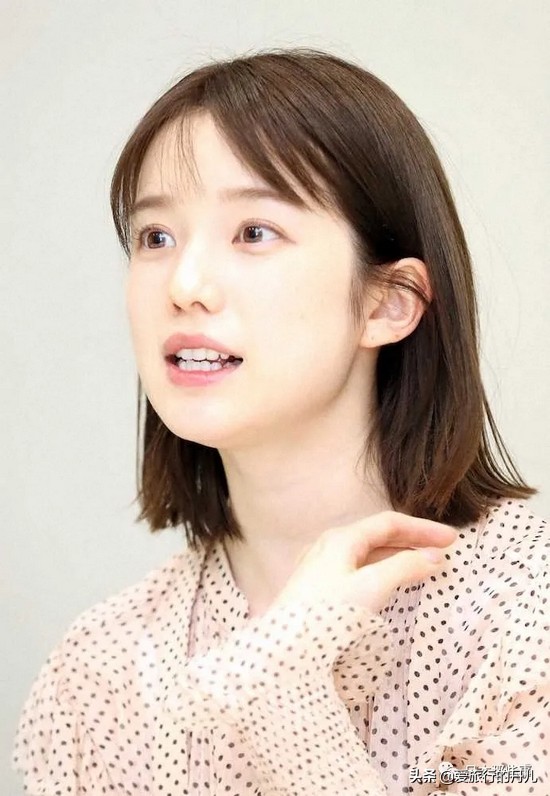 The most popular female anchor in Japan, the Japanese outfit is fresh ...