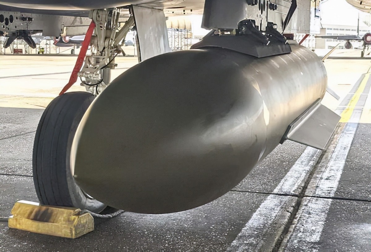 The US military tests a 5,000-pound ground penetrating guided bomb ...