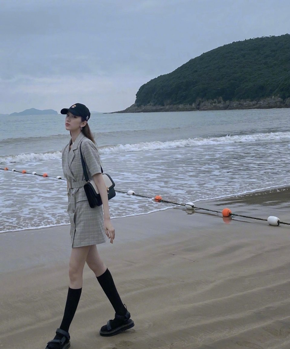 Liu Lingzi's devilish figure, long legs full of screen, slim, fairies ...