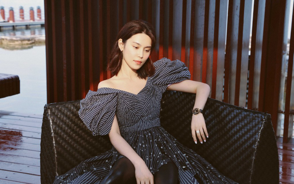 Han Dantong is really a "retro beauty", wearing a lace stitching velvet ...