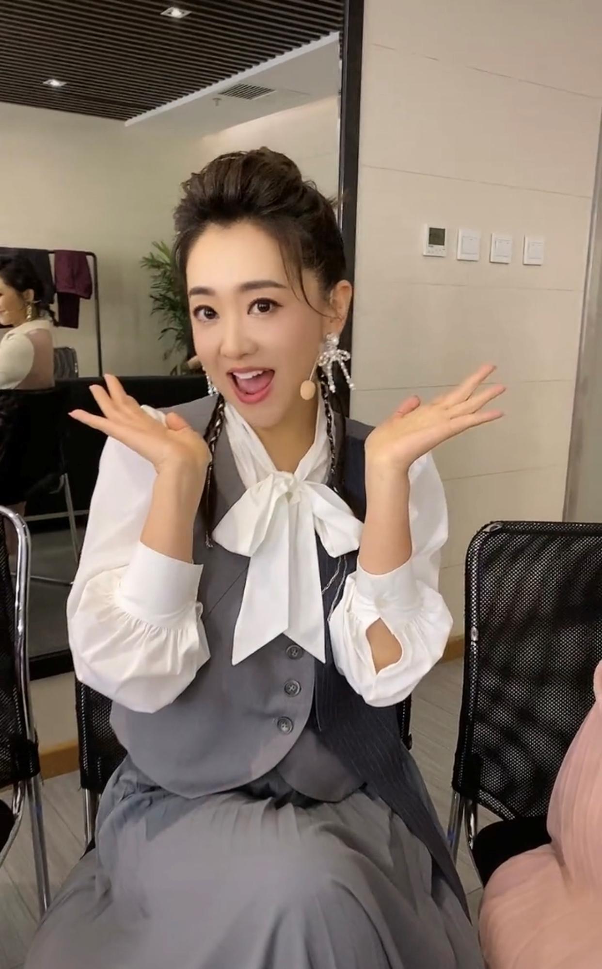 CCTV hostess is more beautiful in the same frame, Cao Ying's long legs ...