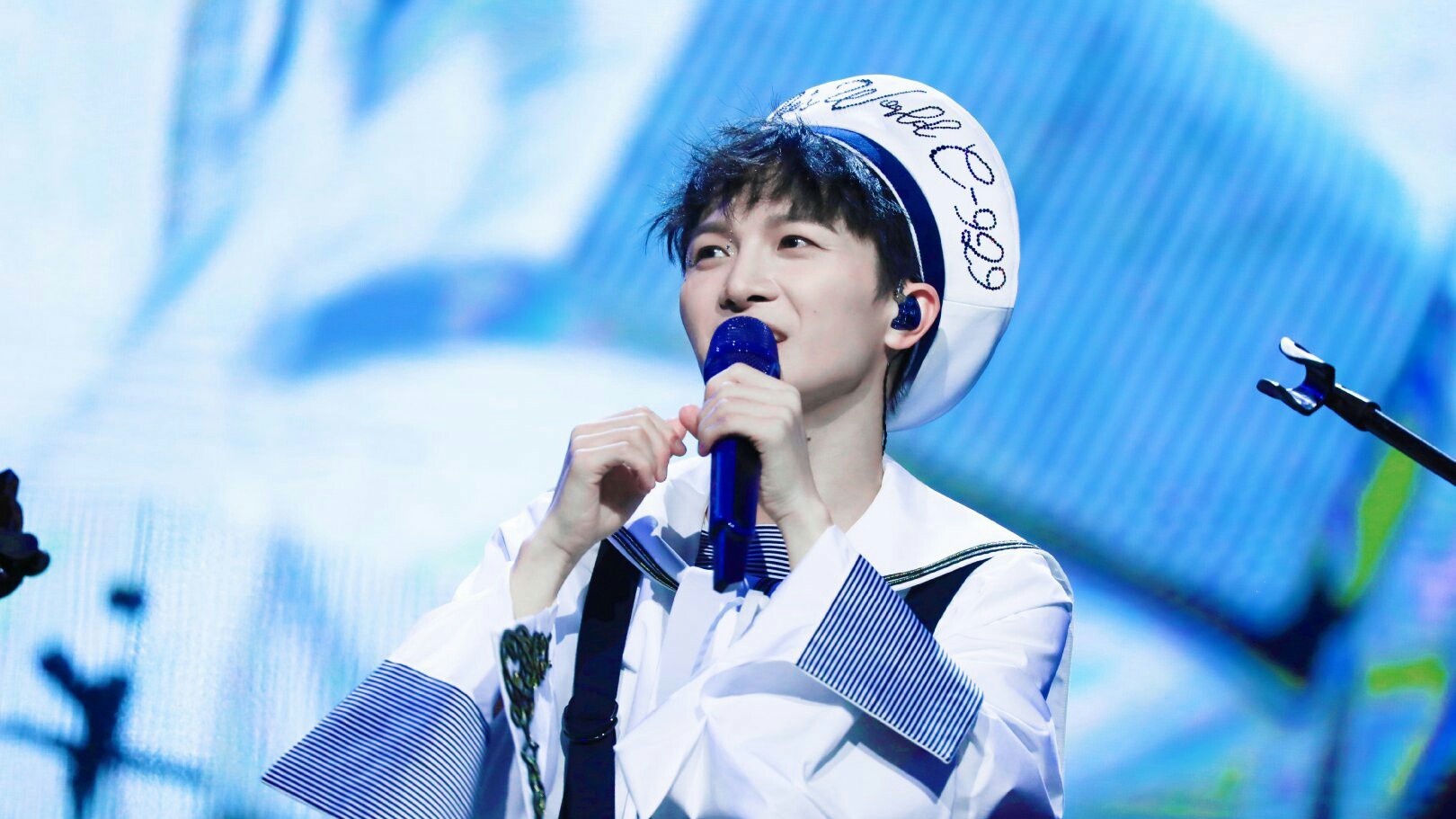 Zhou Shen: The handsome guy stayed and shook hands with Jun. His ...