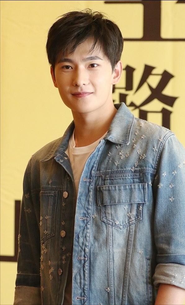 Yang Yang looks so handsome, wearing a denim jacket and jeans, he is a ...