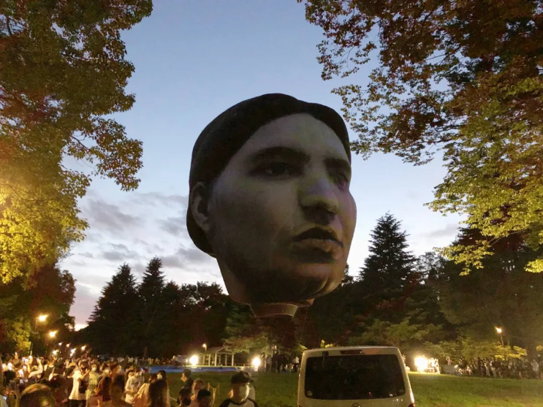 A giant "head balloon" floats over Tokyo with luminous light. Is this ...