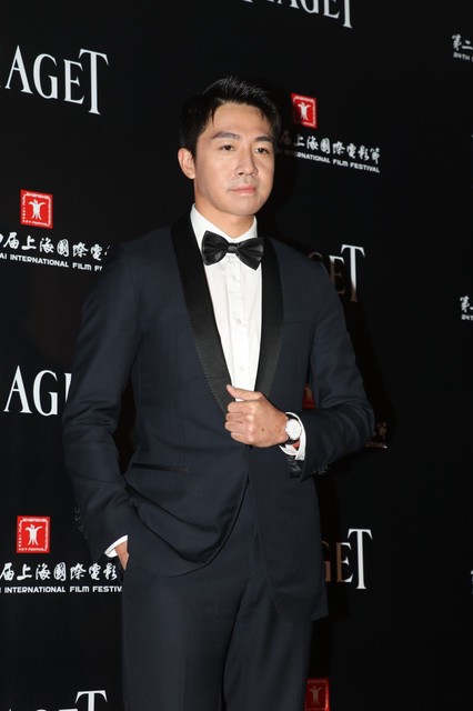 Yu Haoming met his friend Liu Ye at the airport and greeted him ...