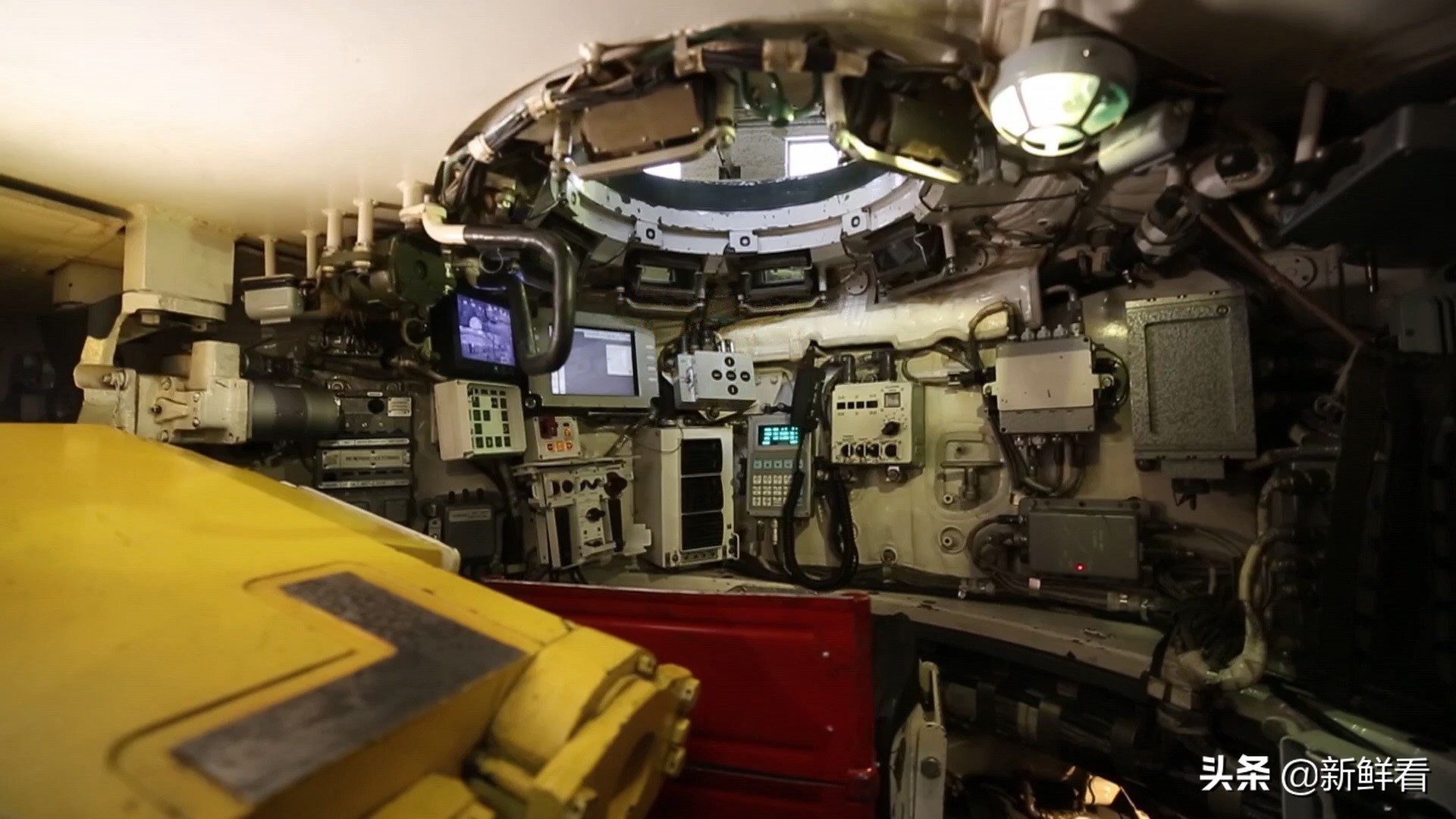 From the inside of the Russian and American main battle tanks, look at ...