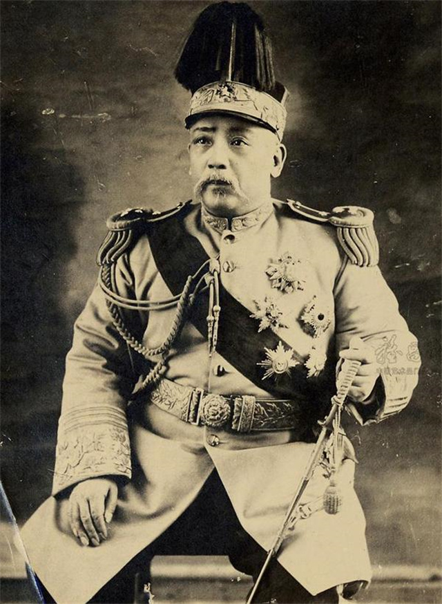 Sichuan warlord Wang Lingji: In order to grab a woman and slap Chiang ...