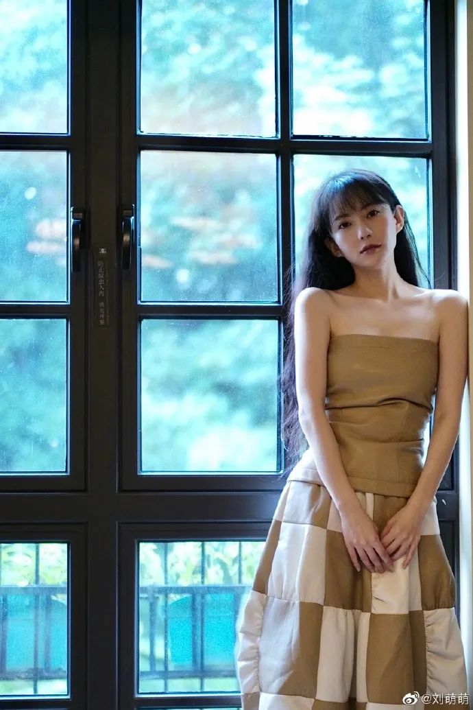 Liu Mengmeng is so beautiful in a tube top dress!Snow-skinned delicate ...