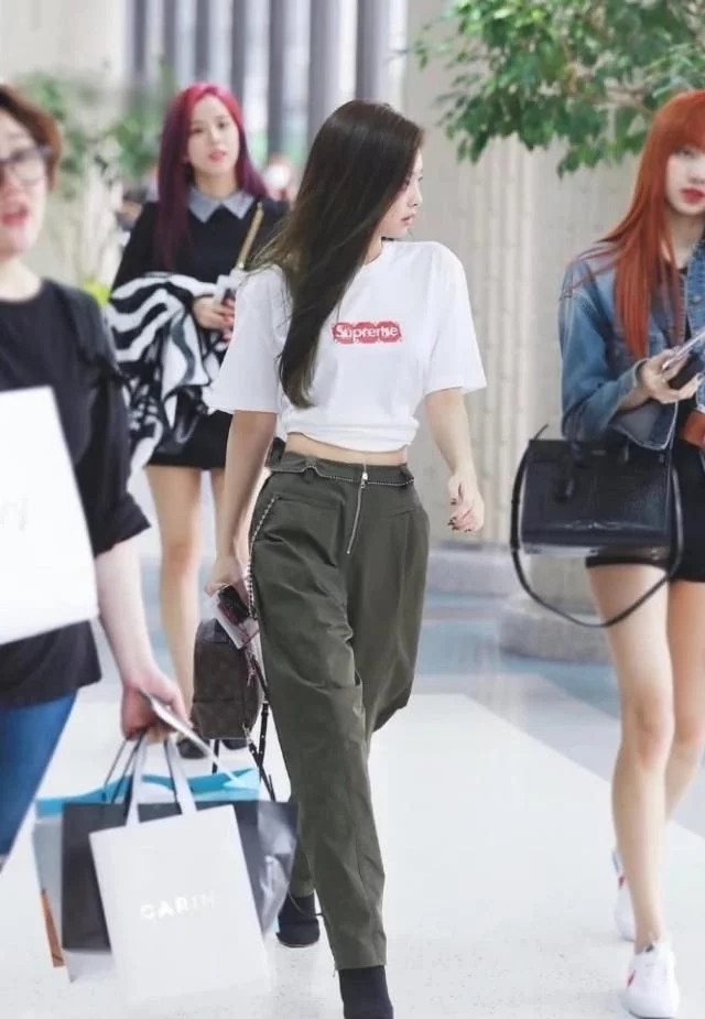 Blackpink member Jin Zhini is really thin, wearing a waistless outfit ...