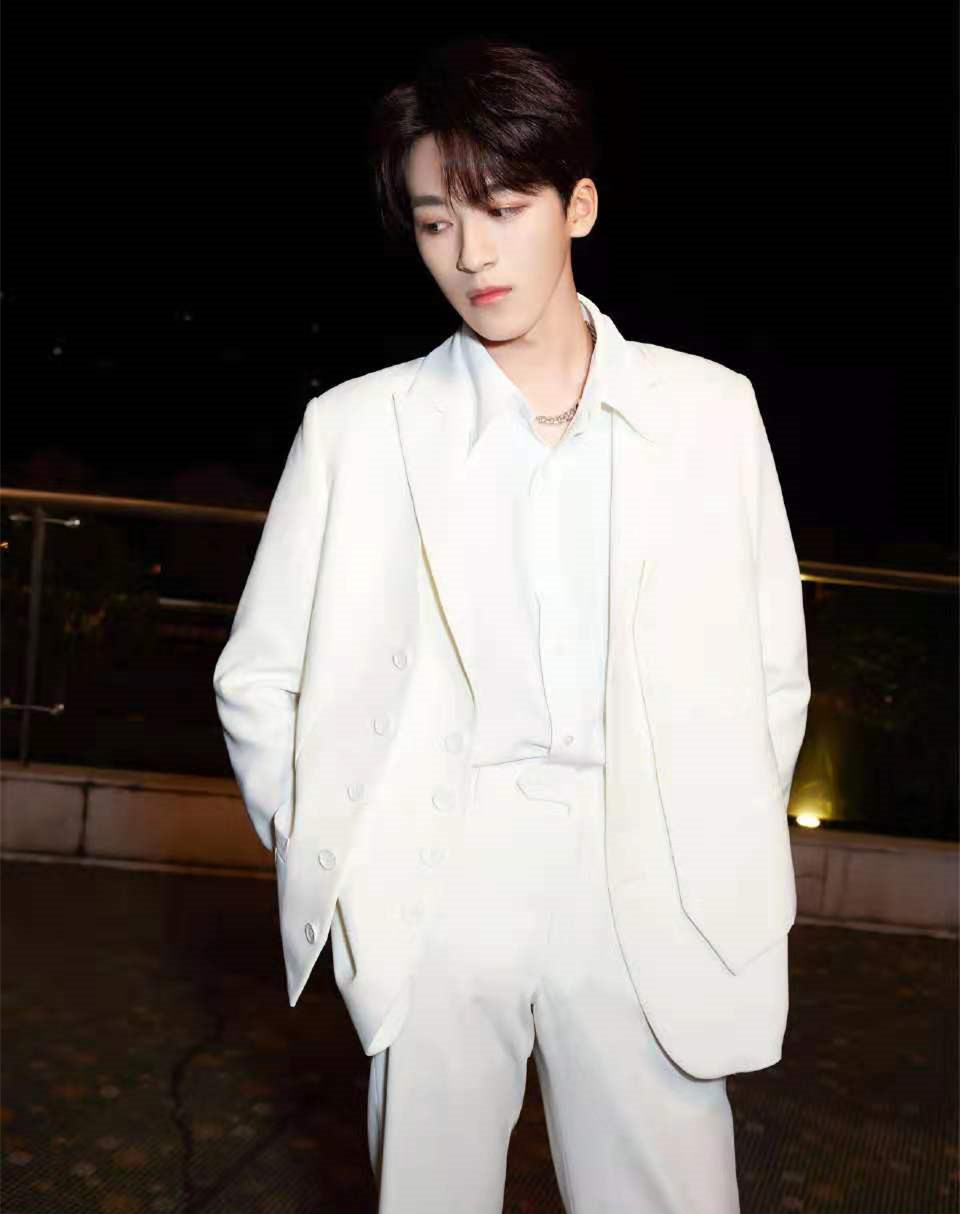 Popular idol He Luoluo: After the disbandment of R1SE, his popularity ...