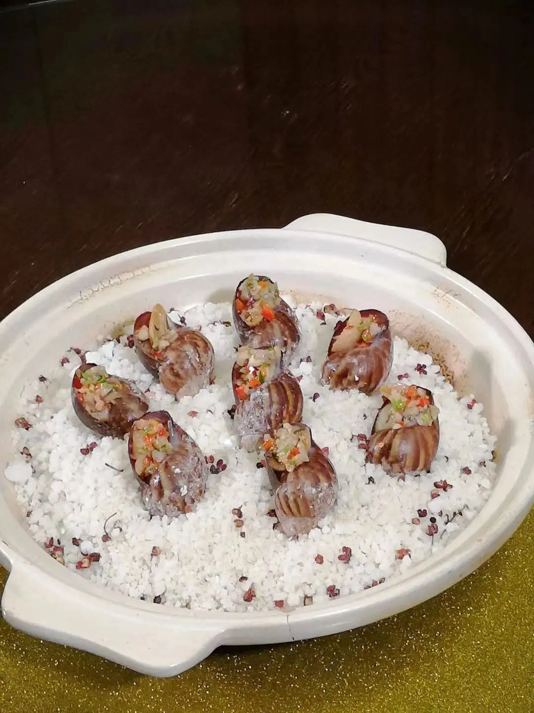 Creeping white jade snails with shell "protein" are popular in Europe ...