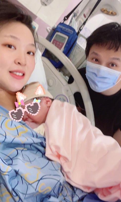 Hui Ruoqi's husband and daughter took a picture, and they had good dog ...