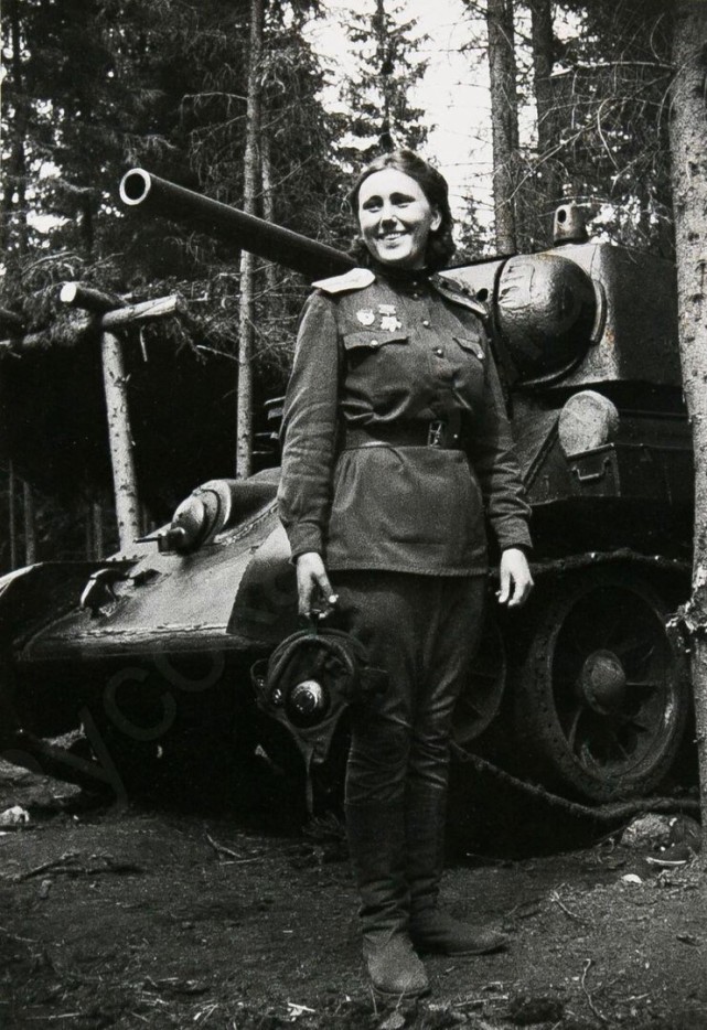 The real girl and the tank!Beautiful female tank driver, driving a T34 ...
