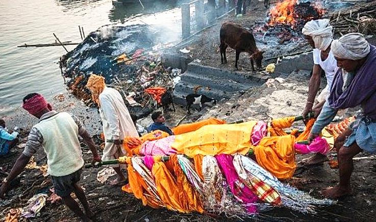 Disgusting!The Ganges River in India is full of ashes, feces, and ...