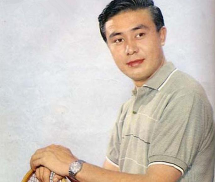 A recent photo of Guan Zhilin's younger brother, with thick eyebrows and big eyes, has an ...