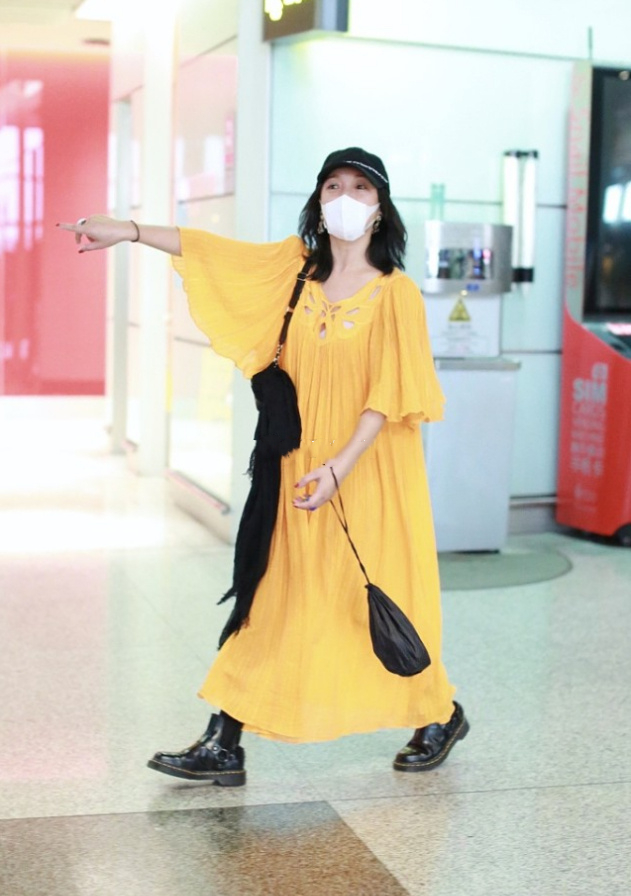 Zhou Xun wants to lead the trend again, wear a night skirt and go out ...