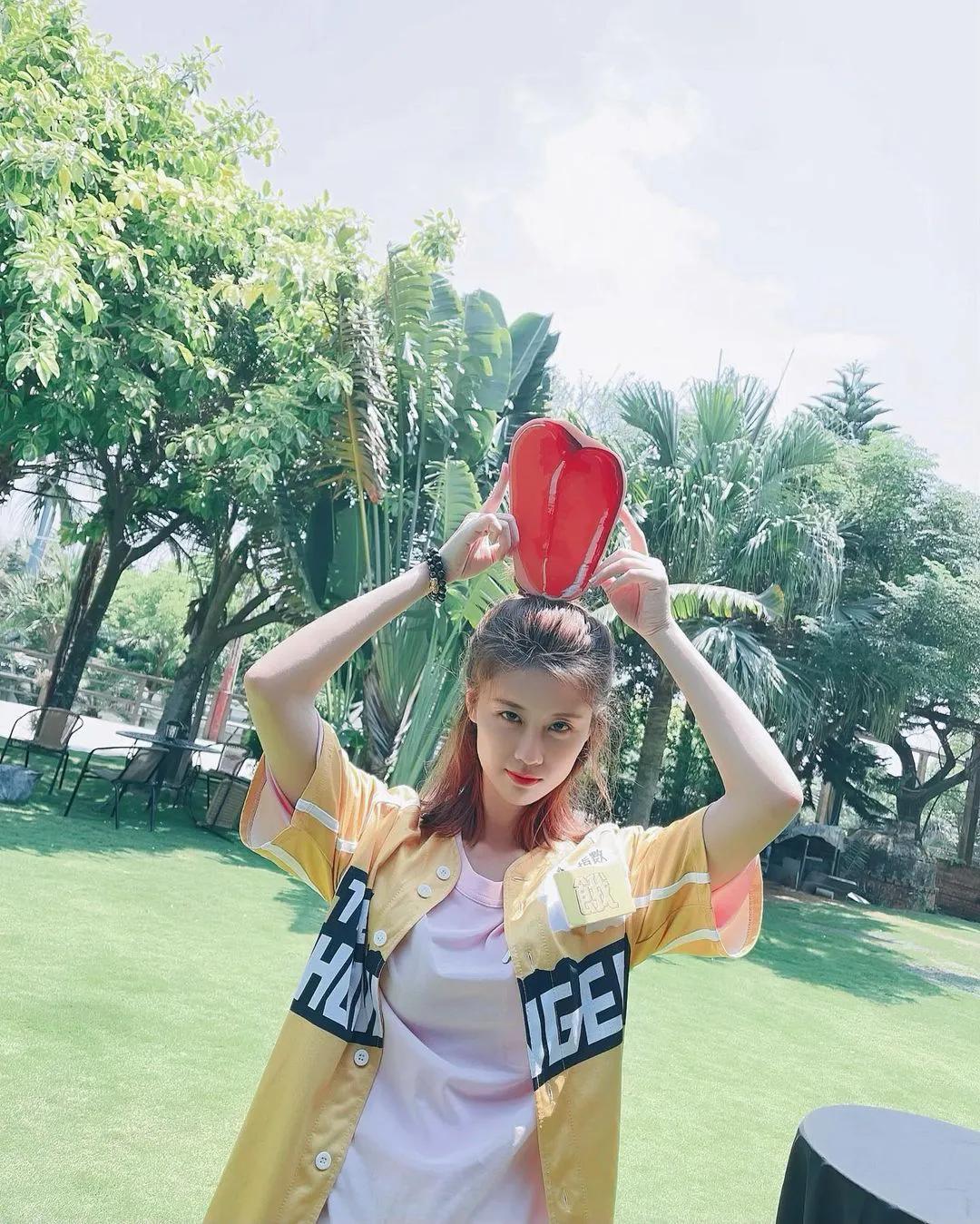 Beautiful actress Lin Zhenyi, Qing Luo Xiaofan Bai Lanhua, slender ...