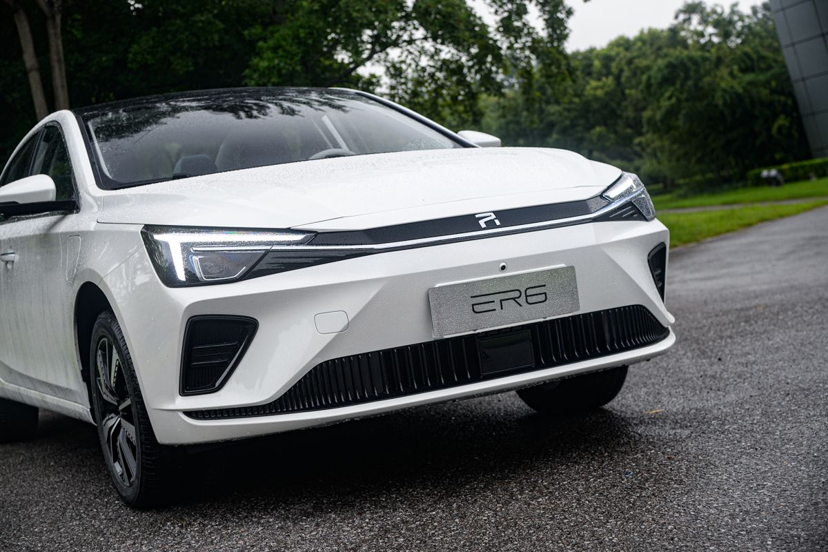 What is an excellent electric car for household use?Test drive SAIC ER6 ...