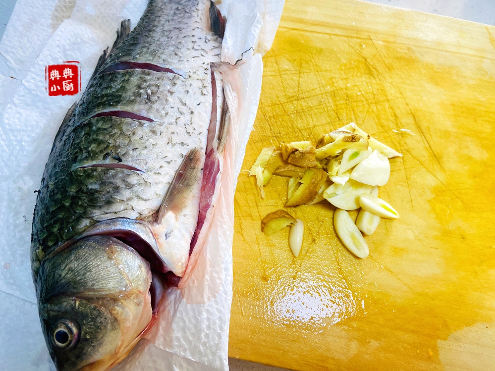 The braised crucian carp is also delicious, the meat is delicate ...