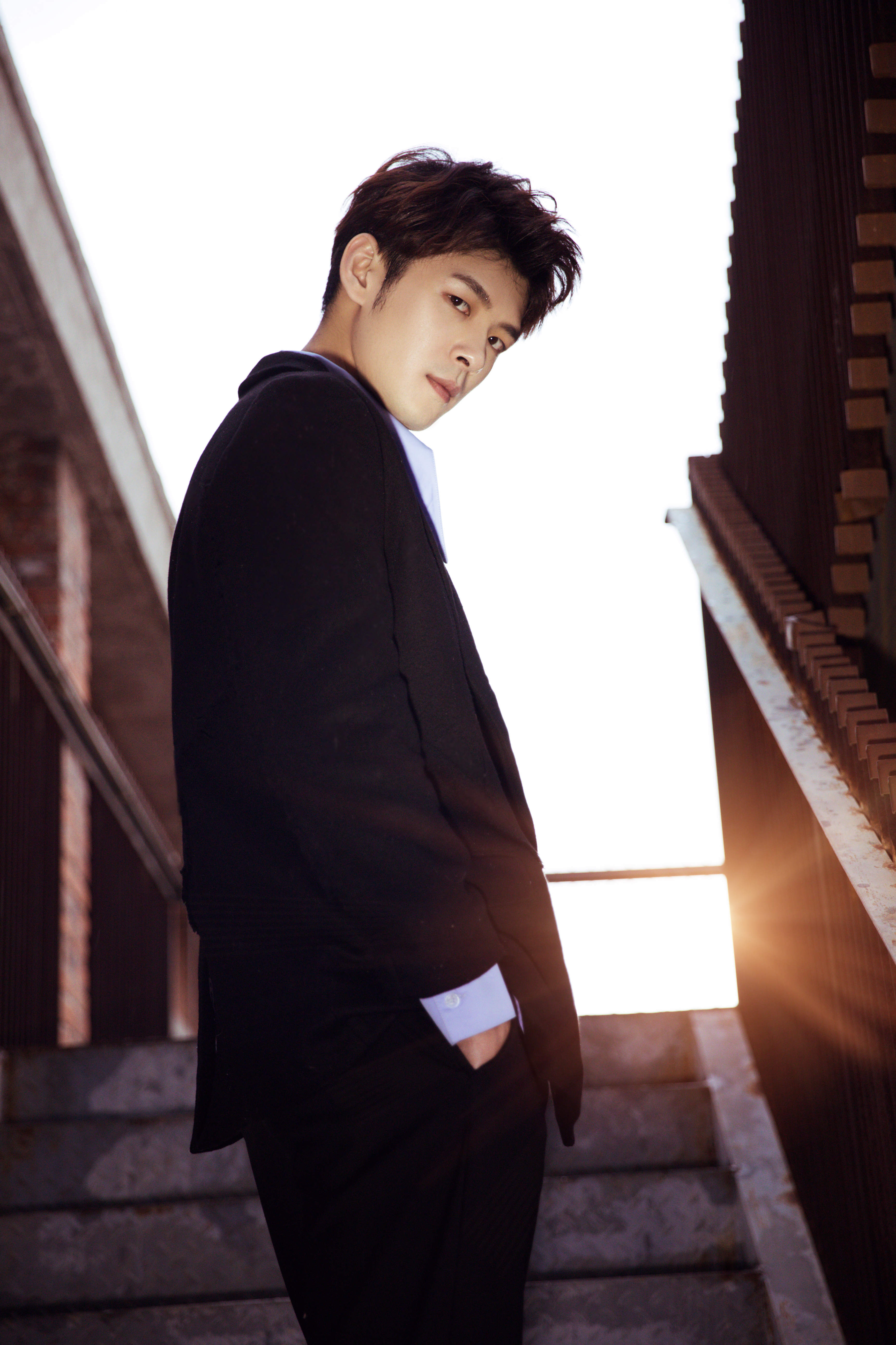 Sheng Yinghao's rooftop photo releases backlight and looks back at ...