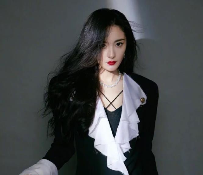 The cover of Yang Mi magazine showed a new feeling. After losing the ...