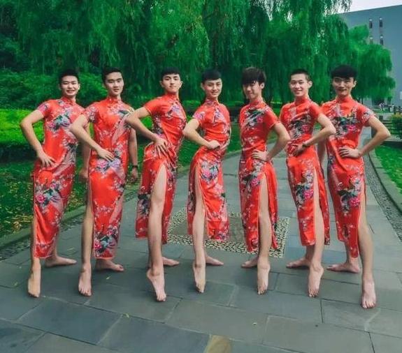 Graduation photos of college students' cheongsam, boys are more ...