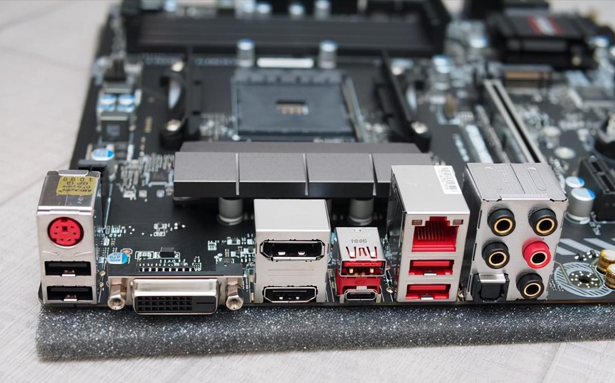 Build a powerful MINI-ITX system in a 4L extremely small chassis: the ...