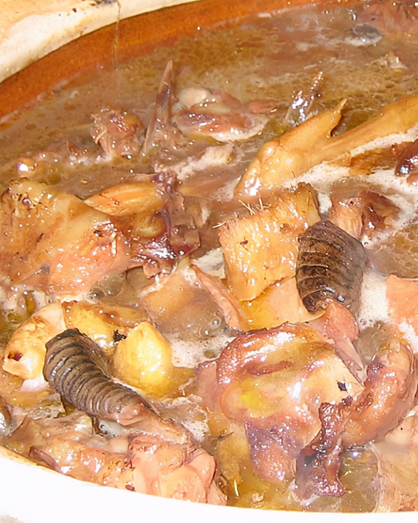 The famous restaurant let the poisonous snake bite the chicken and stew ...