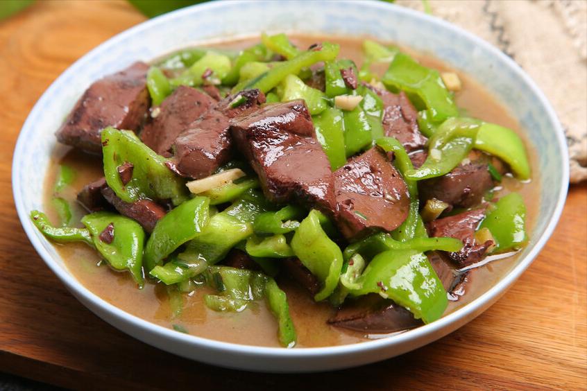 Stir-fried pork blood can't be cooked directly, the chef will teach you ...