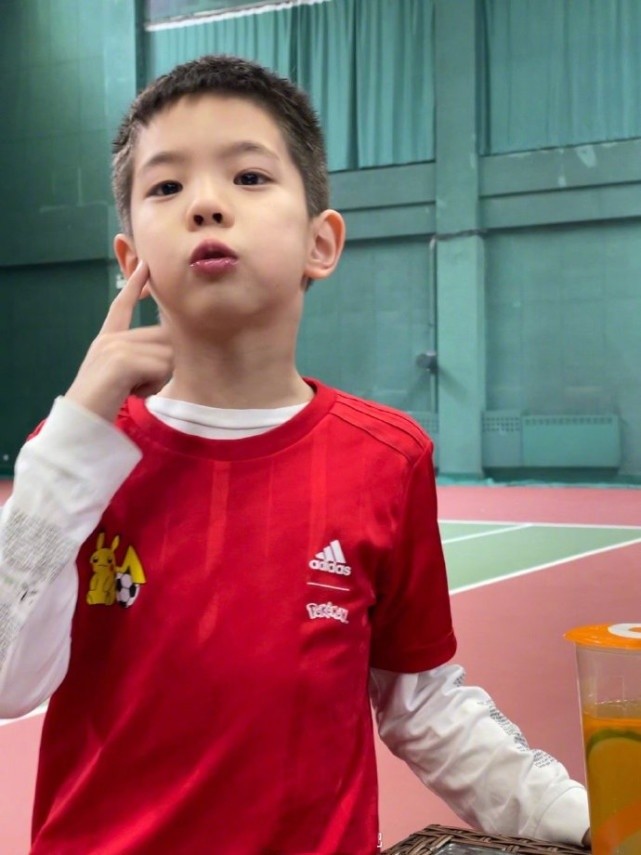 Du Jiang showed up at the airport with his wife and son. At the age of ...