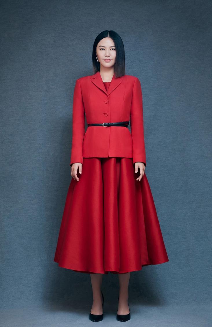 Tan Weiwei sings the theme song "Seeing the Green Mountain" for CCTV's ...