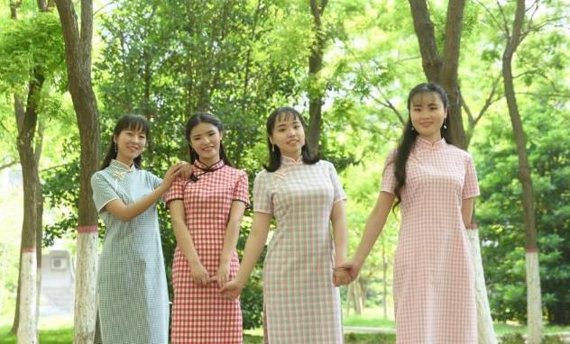 Graduation photos of college students' cheongsam, boys are more ...
