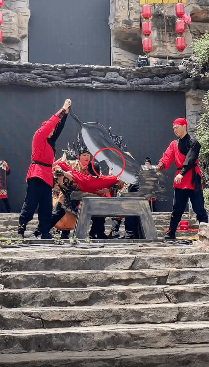 This is how the beheading scene was filmed!The image of the execution ...