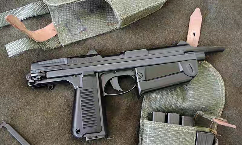 Type 82 submachine gun - iMedia
