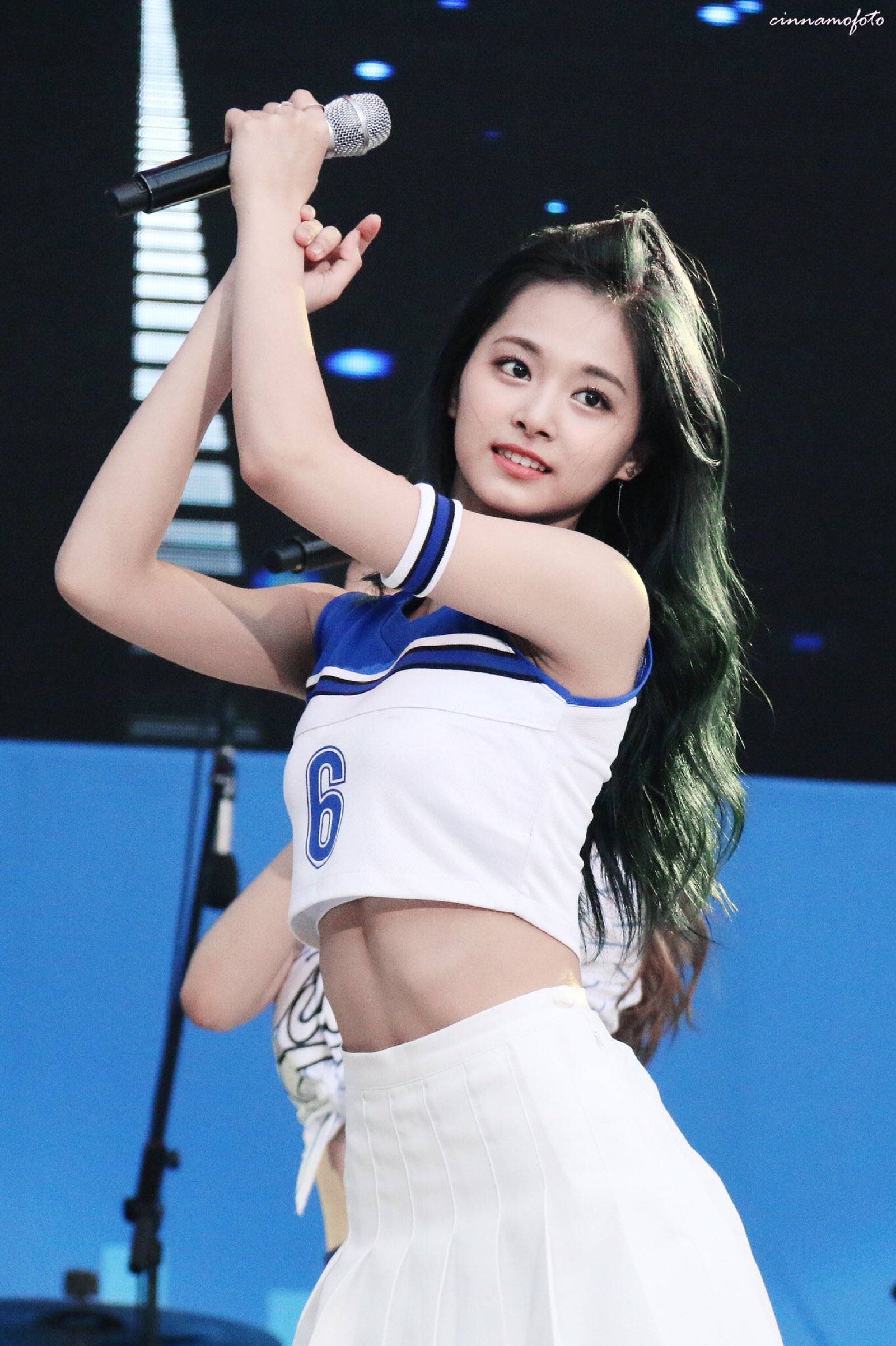 Zhou Ziyu, a member of the innocent and popular women's group, turned ...